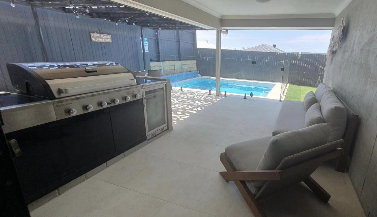 A Pool with BBQ by La Vida Pools and Spas - La Vida Pools and Spas